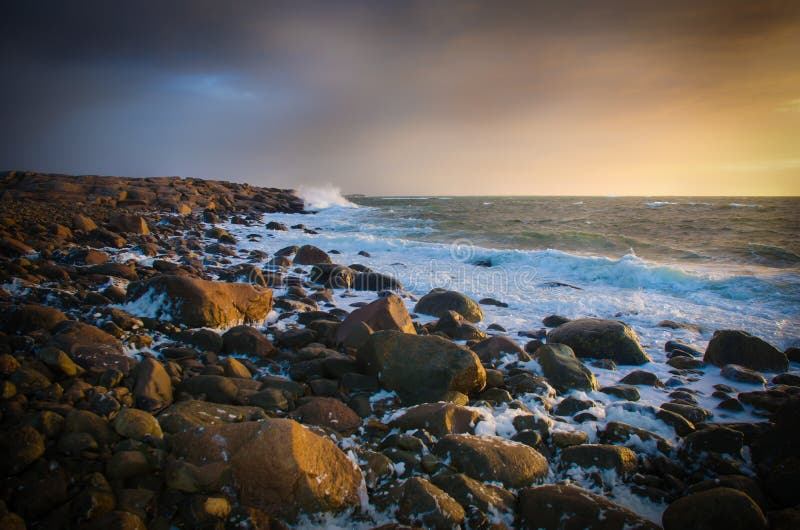 Tramonto Con Le Onde Sulle Rocce Immagine Stock - Immagine di spiaggia ...