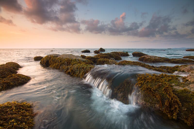 Tramonto Con Le Rocce Muscose Ad Una Spiaggia Fotografia Stock ...
