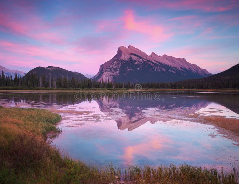 Tramonto Dei Laghi Vermillion in Banff Canada Fotografia Stock ...