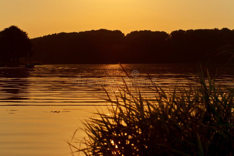 Tramonto del lago fotografia stock. Immagine di tramonto - 15635080