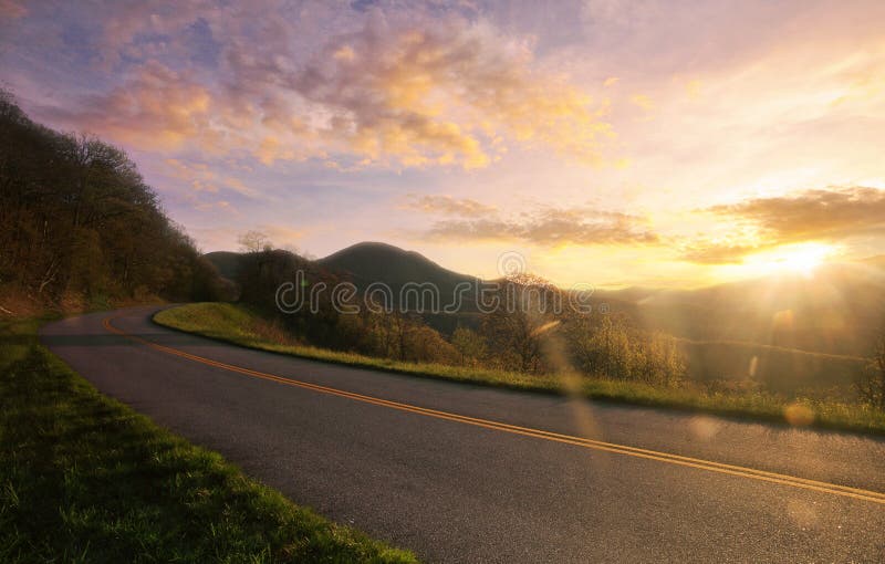 Tramonto Della Strada Della Montagna Fotografia Stock - Immagine di ...