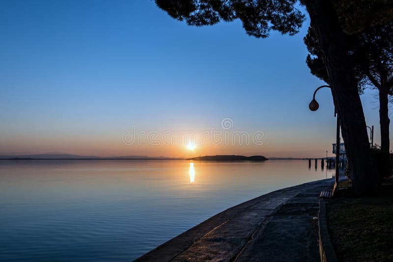 Tramonto Nel Lago Trasimeno Immagine Stock - Immagine di lago, cuore ...