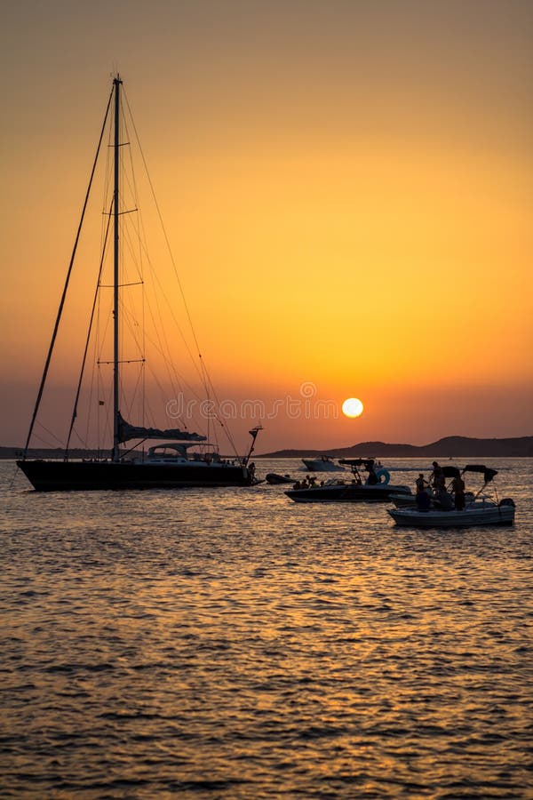 Tramonto Sopra Il Mare Con Le Barche Immagine Editoriale - Immagine di ...