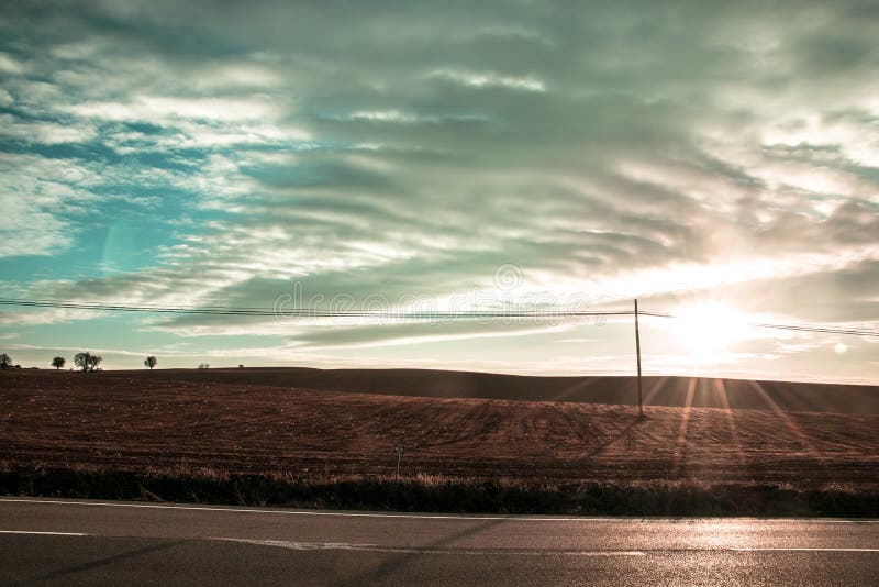 Tramonto Su Una Strada E Sui Campi Fotografia Stock - Immagine di ...