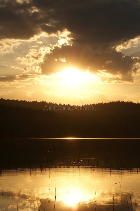 Tramonto sul lago fotografia stock. Immagine di scuro - 10418748