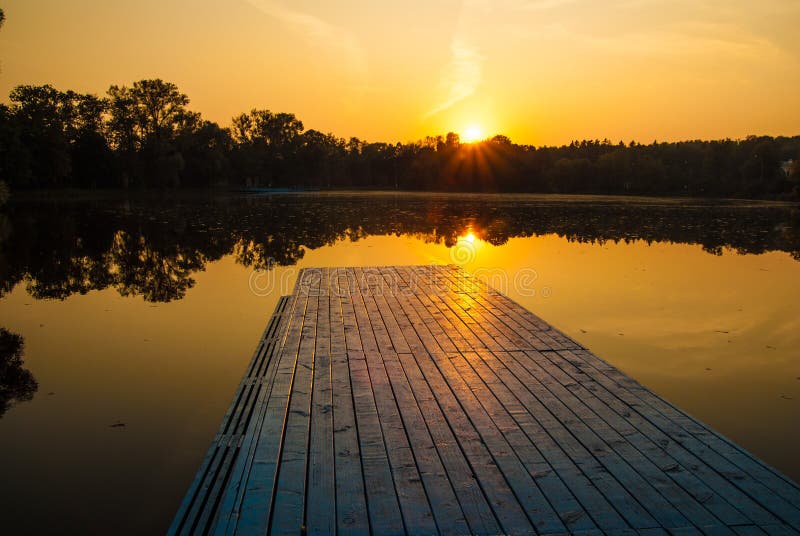 Tramonto sul lago immagine stock. Immagine di paesaggio - 38691191