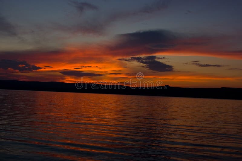 Tramonto sul lago immagine stock. Immagine di acqua, chiaro - 5854269