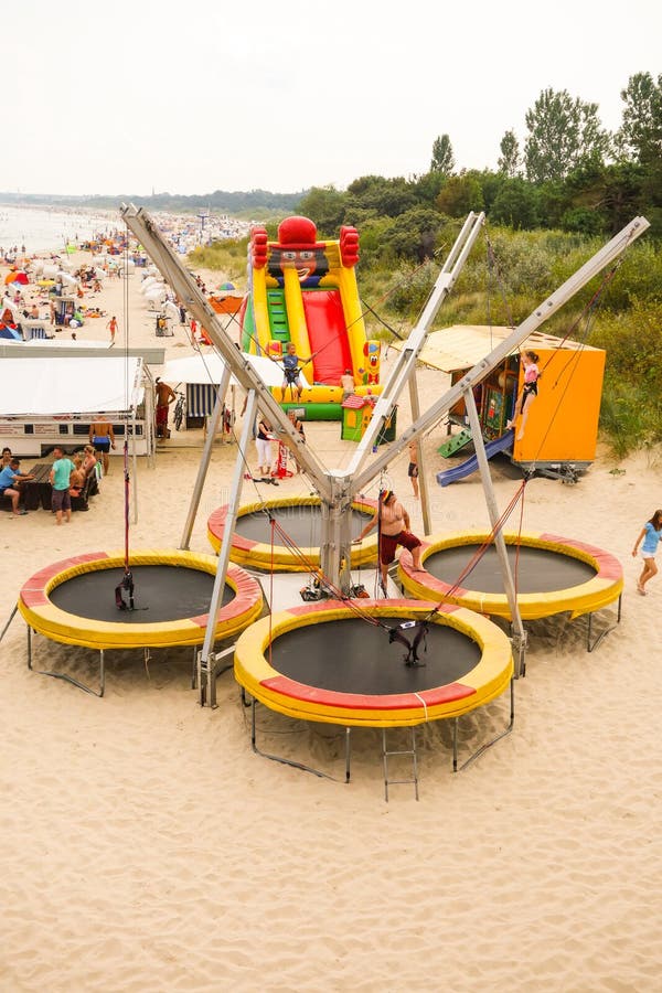 Trampolim na praia imagem de stock editorial. Imagem de tendo - 42923604