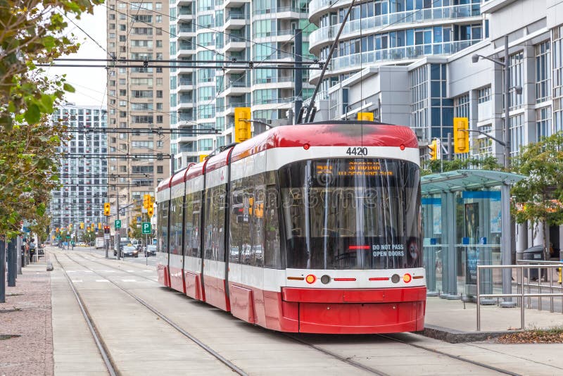 Tramway Moderne à Toronto, Canada Image stock éditorial - Image du ...