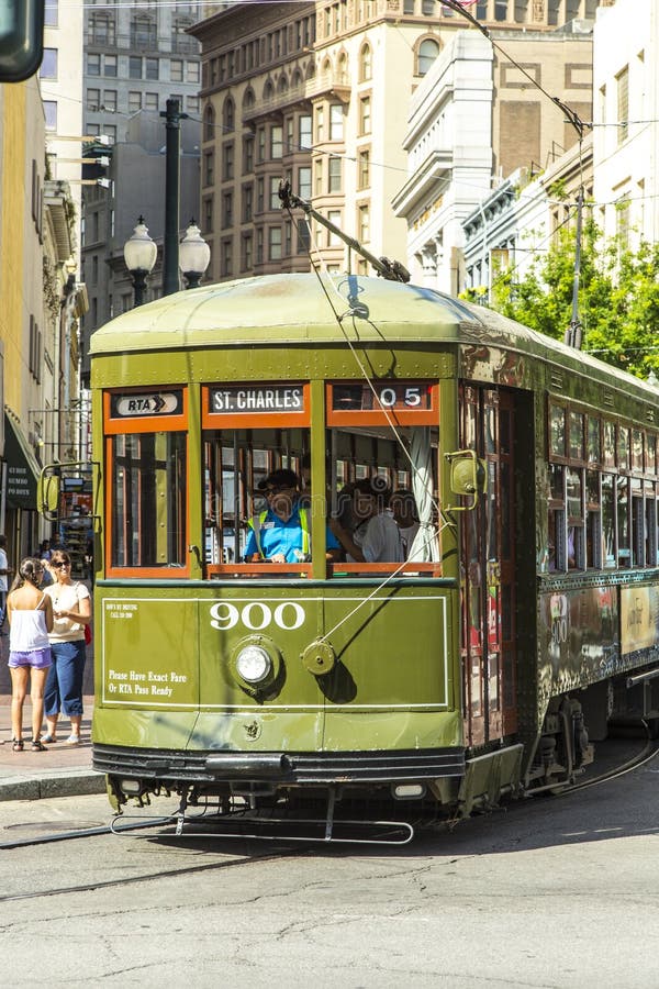 Tramway Vert De Chariot Sur Le Rail Photo stock éditorial - Image du ...