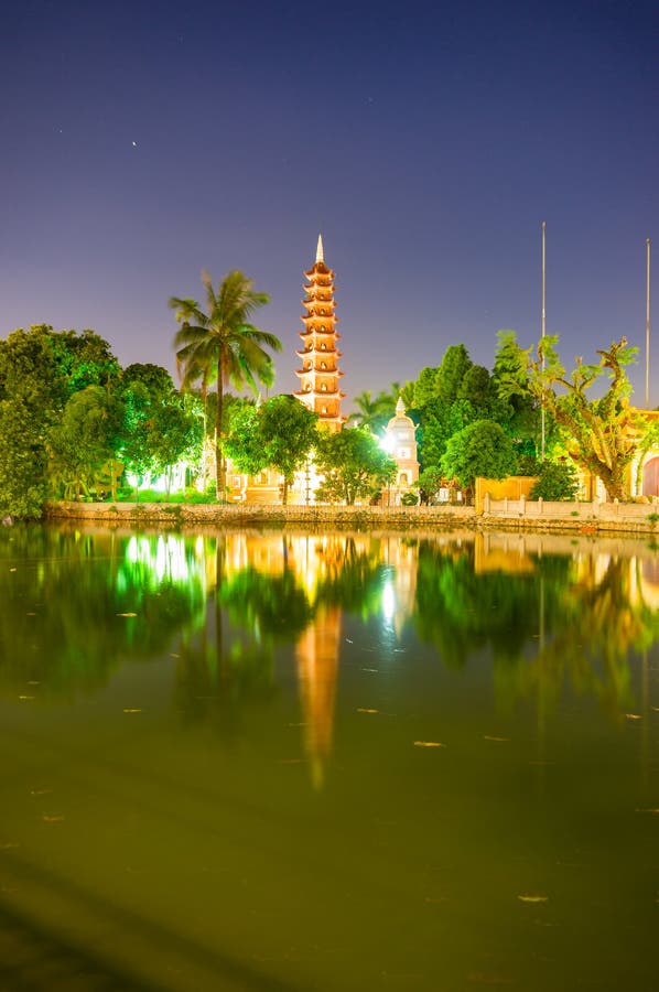 Tran Quoc Pagoda foto de archivo. Imagen de asia, vertical - 104994132