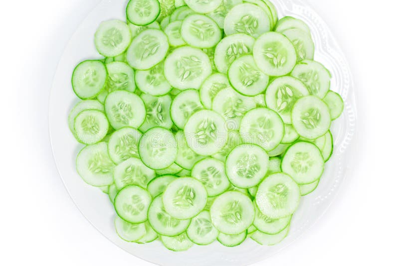 Tranche De Concombre Dans Le Plat D'isolement Sur Le Fond Blanc Photo ...