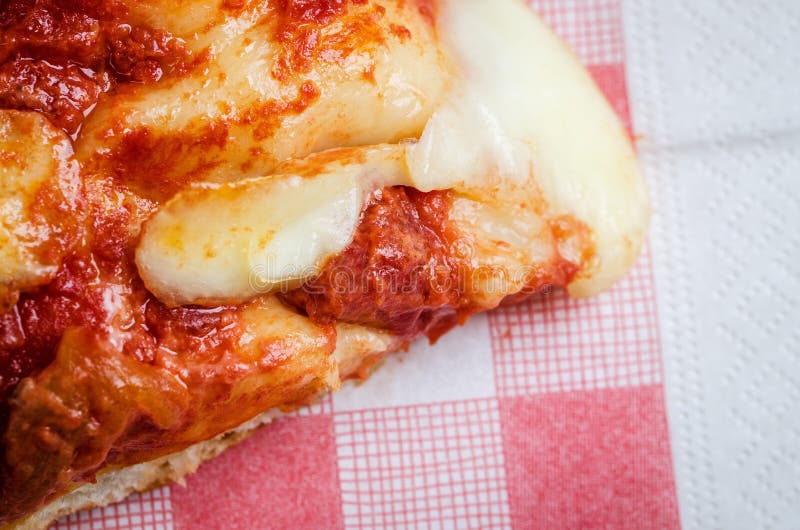 Tranche De Pizza Napolitaine Photo stock - Image du délicieux, italie ...