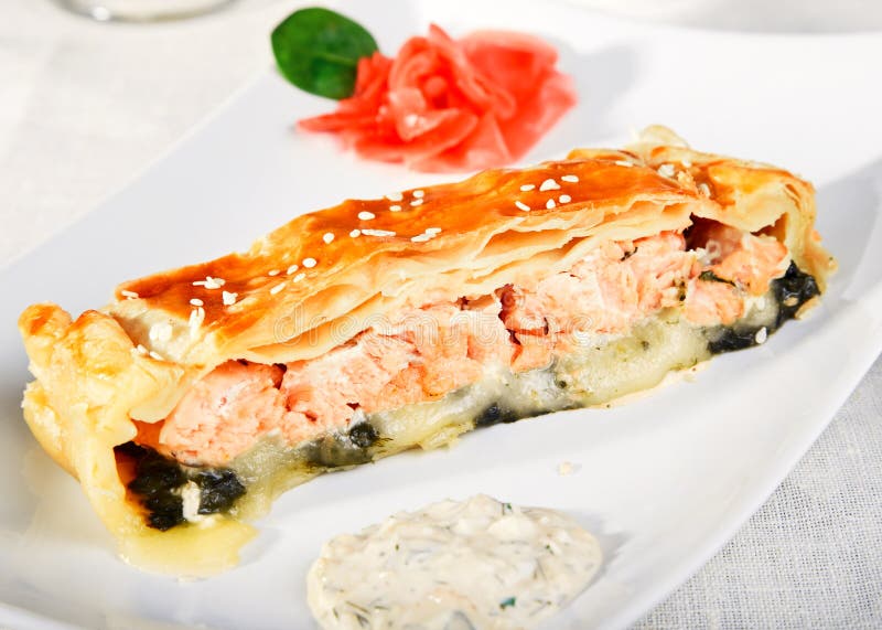 Tranche De Tarte De Poissons Image stock - Image du sauces, orientation ...