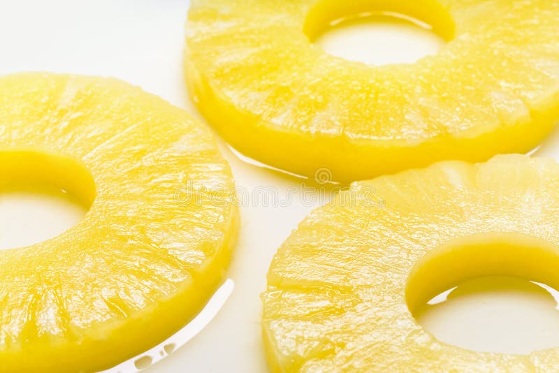 Anneau D'ananas Morceaux De Fruit D'isolement Sur Le Blanc Photo stock ...