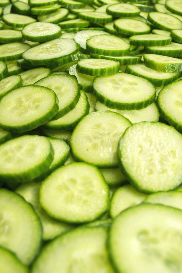 Tranche De Concombre Dans Le Plat D'isolement Sur Le Fond Blanc Photo ...