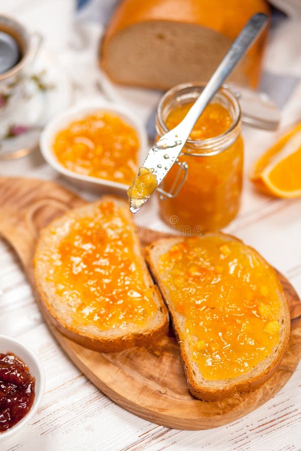 Tranches De Pain Avec La Confiture Image stock - Image du rétro, fruits ...