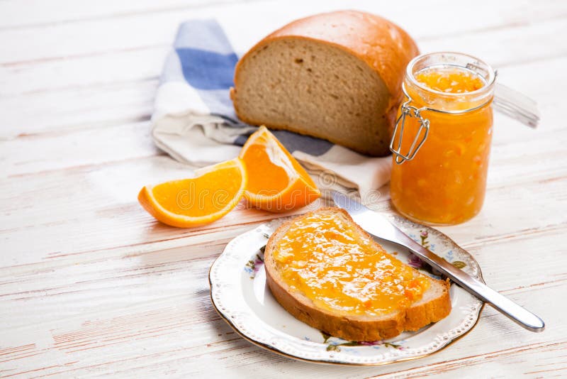 Tranches De Pain Avec La Confiture Image stock - Image du rétro, fruits ...