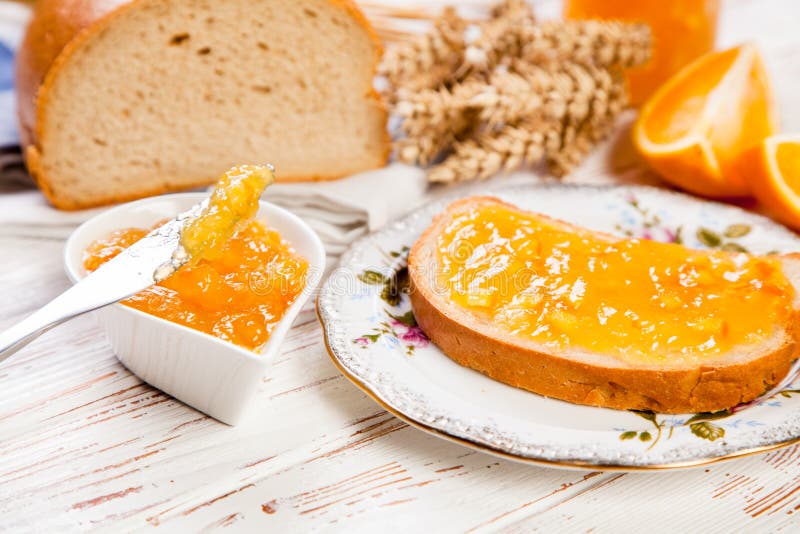 Tranches De Pain Avec La Confiture Image stock - Image du rétro, fruits ...