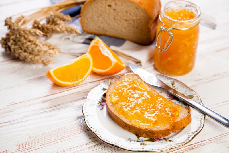 Tranches De Pain Avec La Confiture Image stock - Image du rétro, fruits ...