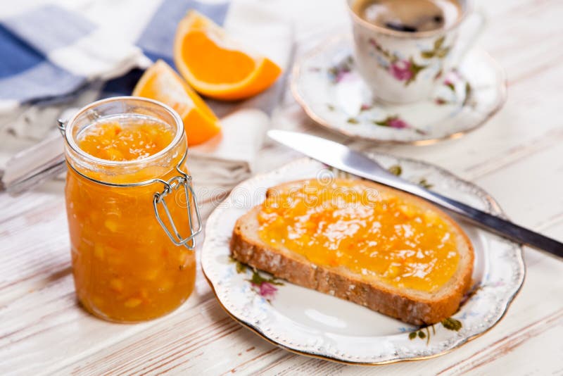 Tranches De Pain Avec La Confiture Photo stock - Image du table ...