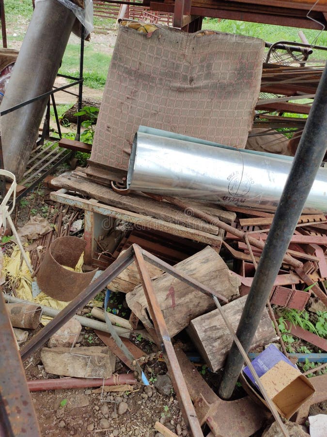 Transformable Junk in the Yard Editorial Photography - Image of junk ...