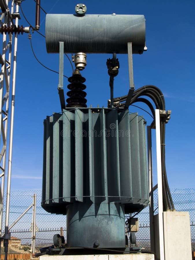 Transformador De Poder En El Compartimiento Foto de archivo - Imagen de ...