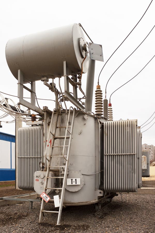 Transformador De Poder 110 Del Kilovoltio Imagen editorial - Imagen de ...