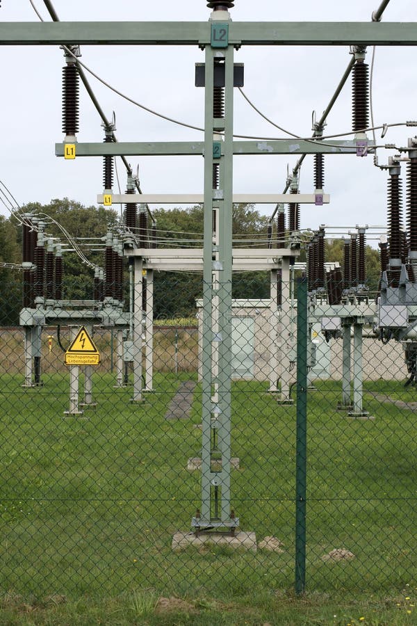 Transformator Met Hoog Voltage Stock Foto - Image of staal, spanning ...