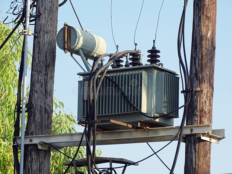 Transformator Op Houten Polen Stock Foto - Image of macht, kabel: 64190560