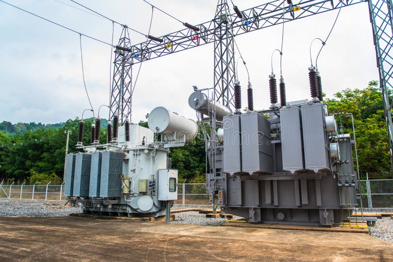 Transformatorstation En De Hoogspanningsmast Stock Afbeelding - Image ...