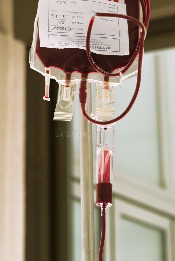 Transfusion Sanguine Et Solution Saline IV Image stock - Image du soin ...