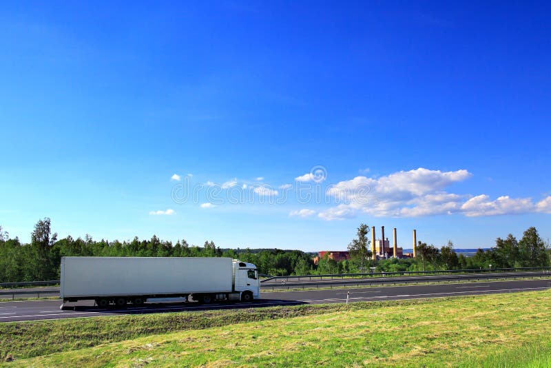 Transport De Camion Sur La Route Photo stock - Image du asphalte, barre ...
