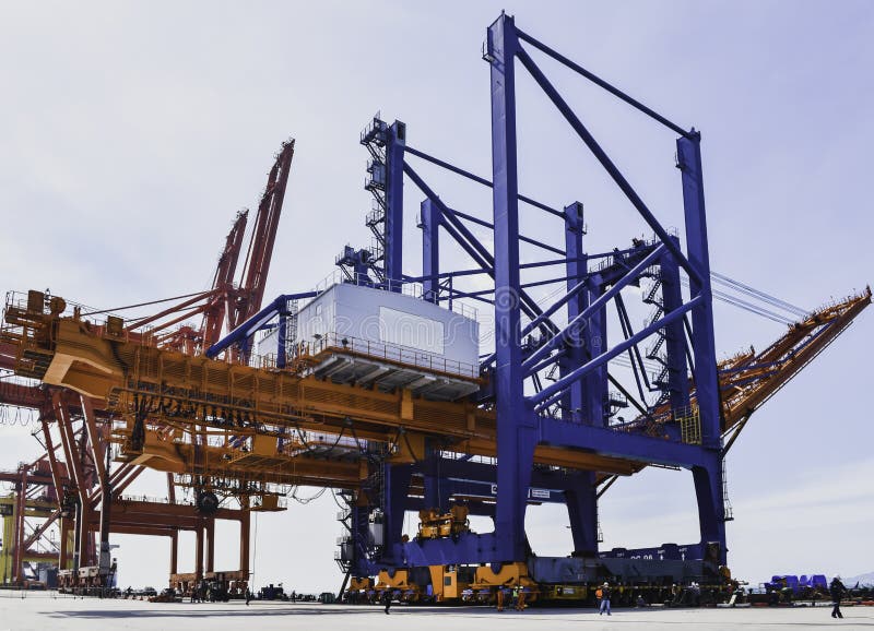 Transporting Huge Quay Crane Using Self-propelled Modular Transporter ...