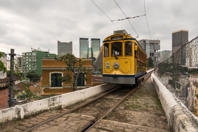 Tranvía En El Arco De Lapa En Río Imagen de archivo - Imagen de ...