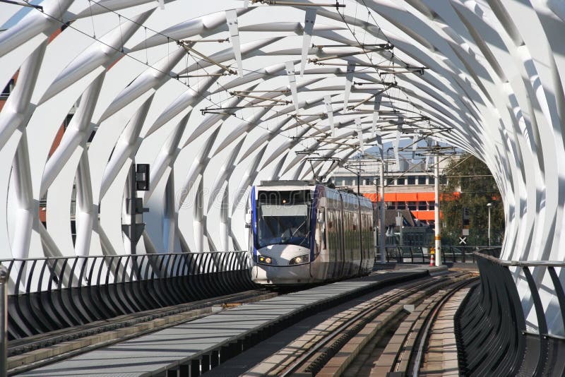 Ferrocarril Elevado Moderno De La Tranvía Imagen de archivo - Imagen de ...