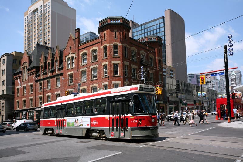 Tranvía De Toronto, Calle De Yonge Foto de archivo editorial - Imagen ...