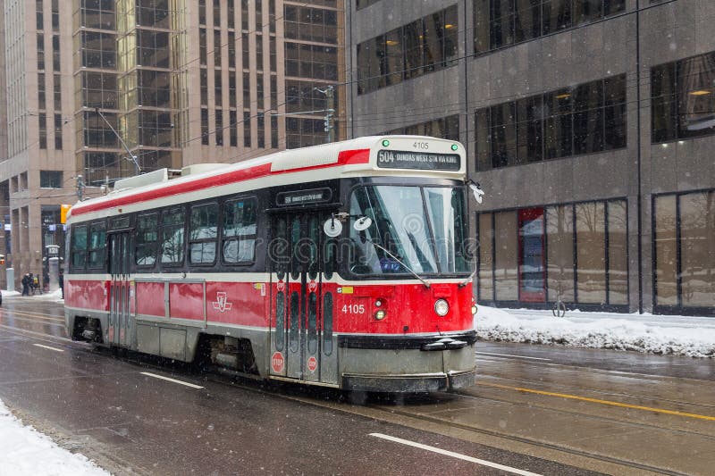 Nuevo Tranvía En Toronto Con La Torre Del NC En El Fondo Imagen ...