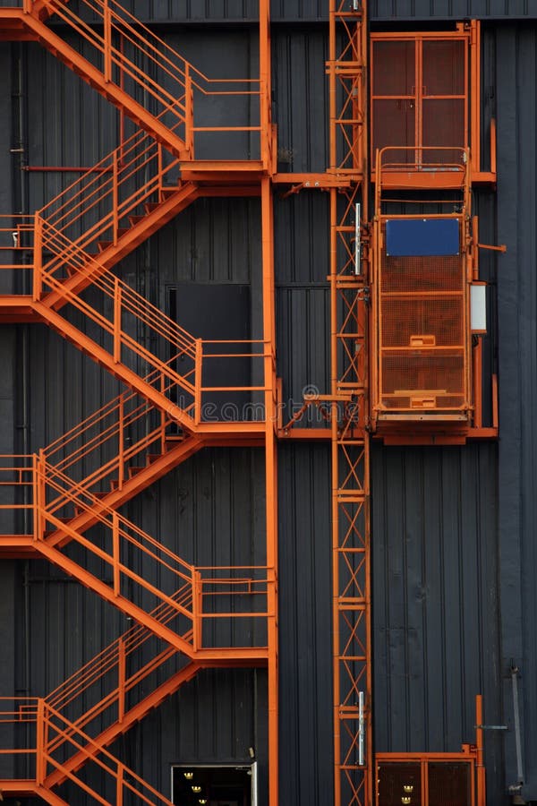 Trap en lift stock afbeelding. Image of kooi, gebouw - 12760095