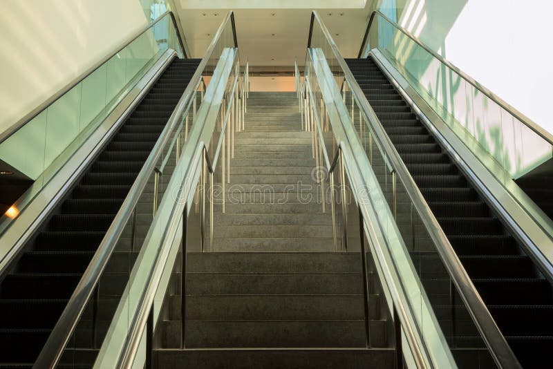 Trap tussen roltrap stock foto. Image of binnenlands - 96754964