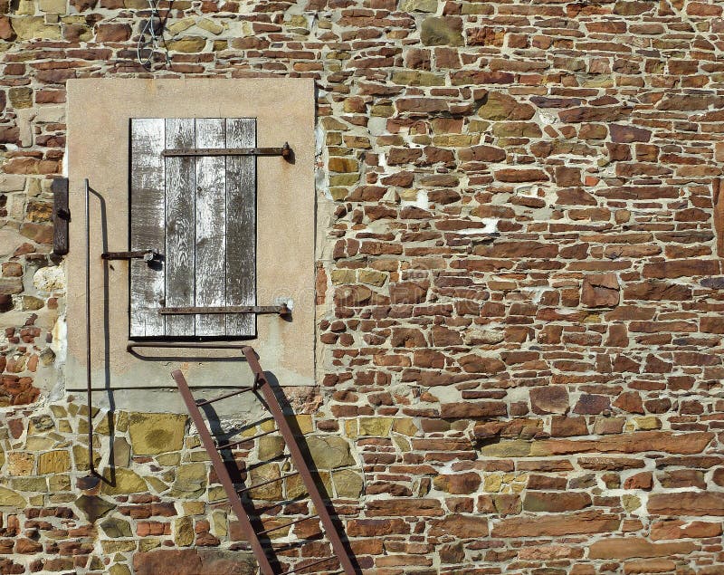 Trappe Dans Le Mur En Pierre Photo stock - Image du rouille, échelle ...