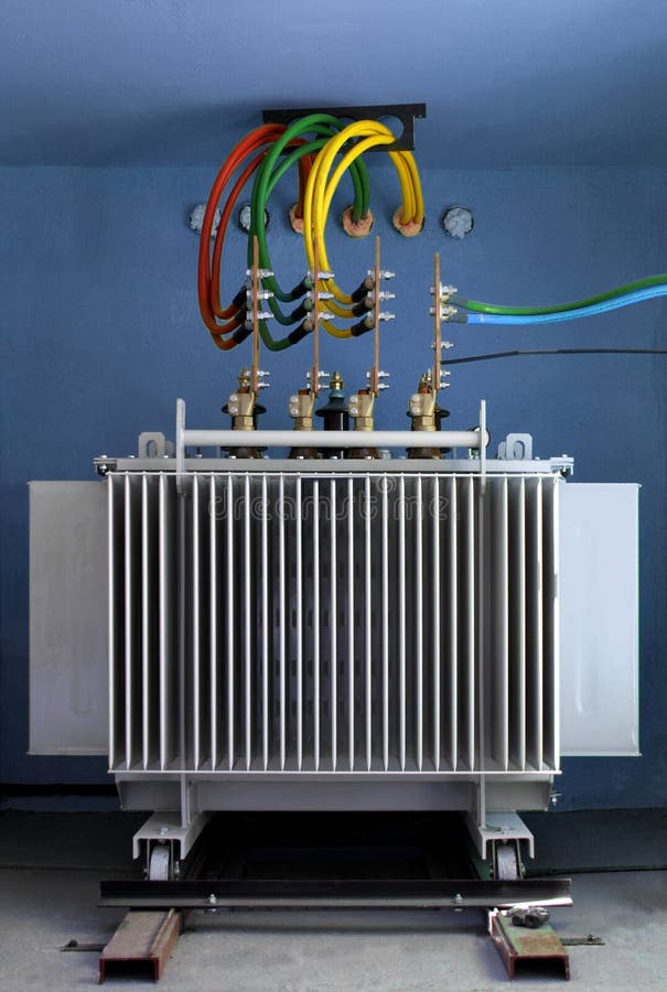 Trasformatore Elettrico Ad Alta Tensione Fotografia Stock - Immagine di ...