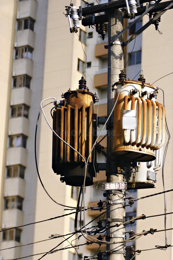 Trasformatore Elettrico Sul Palo Fotografia Stock - Immagine di ...