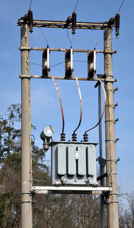 Trasformatori Ad Alta Tensione Sul Palo Fotografia Stock - Immagine di ...