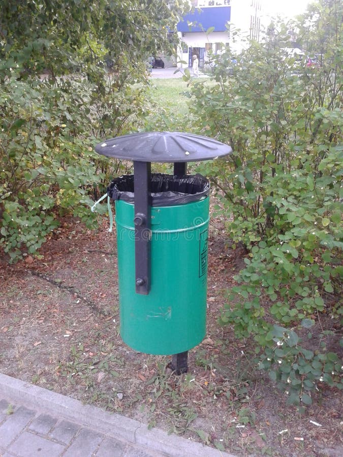 Trash bin editorial photo. Image of outdoor, grass, trash - 42760556