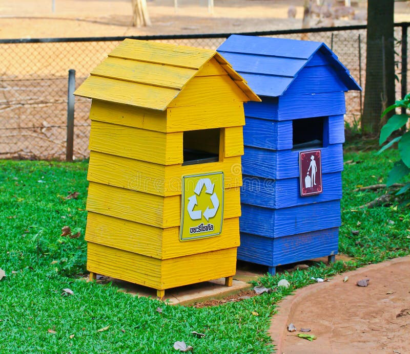 Trashes foto de stock. Imagem de lata, vermelho, tampas - 38840886