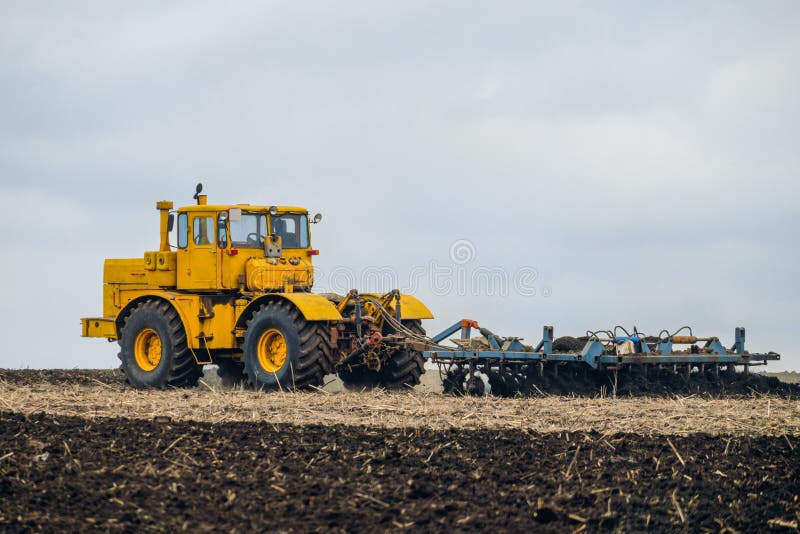 Trator De Rodas Grande E Poderoso Puxa O Disco Foto de Stock - Imagem ...