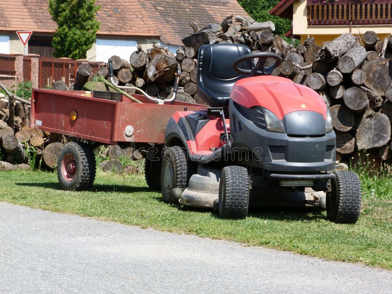 Trator do gramado imagem de stock. Imagem de jardinar - 32576119