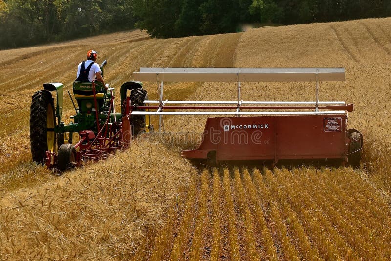 Trator E Swather De John Dere Que Colhem O Trigo Foto Editorial ...