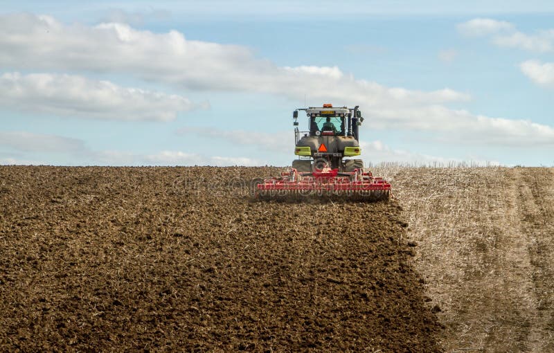 Trator Moderno Dos Claas Que Cultiva O Campo Imagem Editorial - Imagem ...